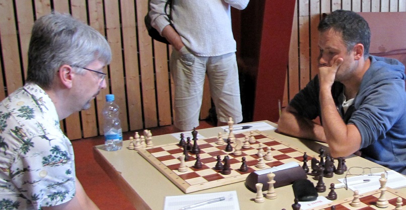 Normunds Miezis (links) und Christian Bauer an Brett 1 der fünften Runde